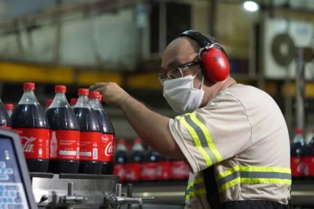 Economia no copo A nova tributação vai deixar a Coca-Cola mais cara no ...